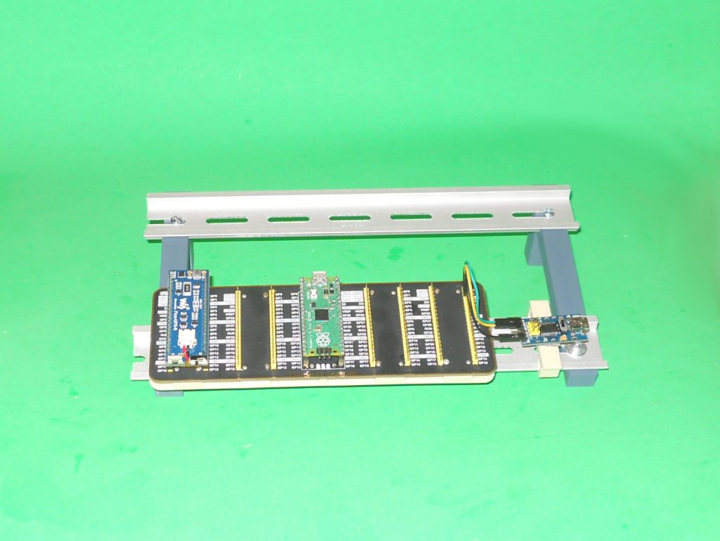 DIN Rail Prototyping Stand V02 - L'Antre du Tryphon